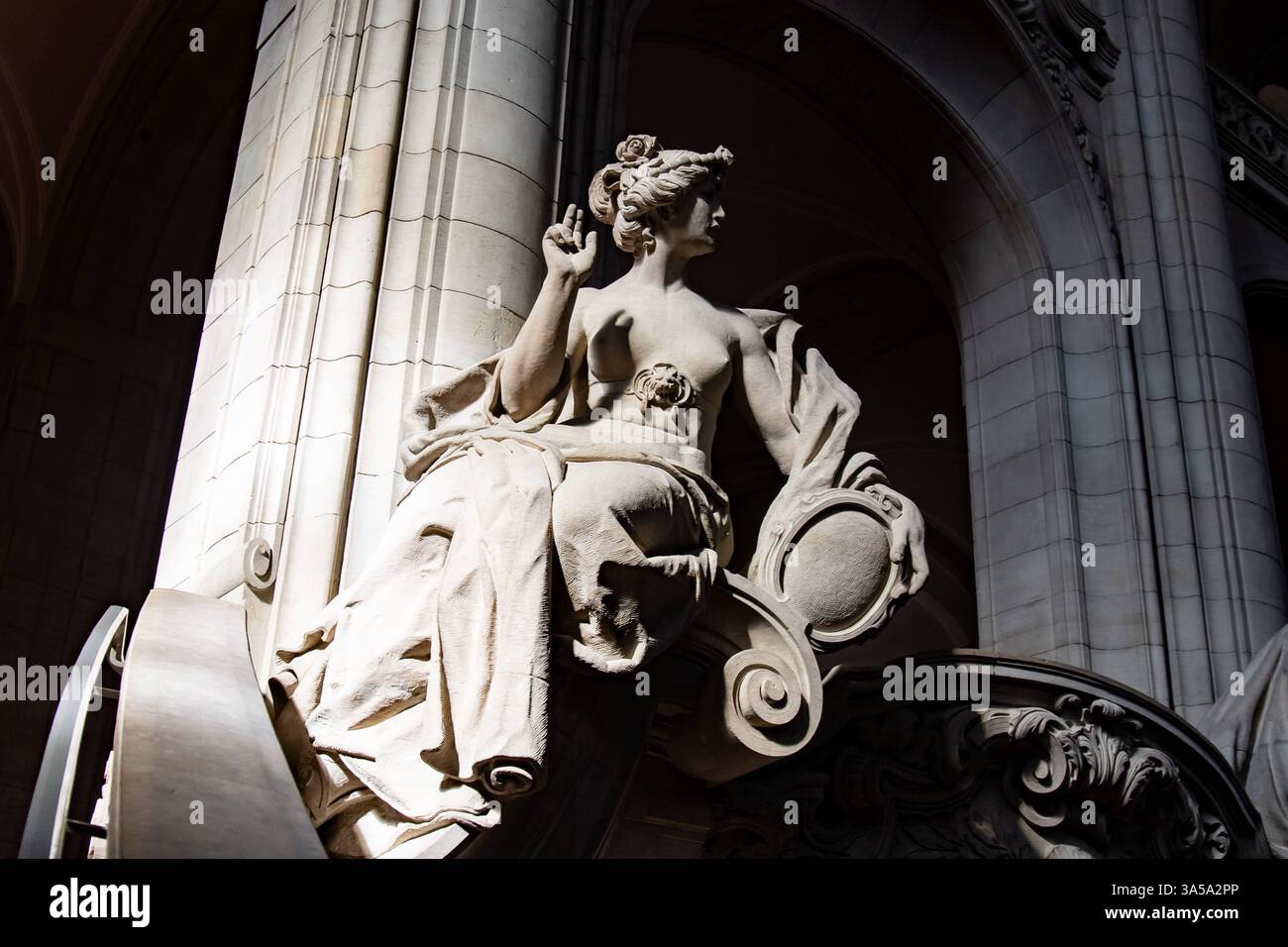 Statuen im Treppenhaus des Kriminalgerichts in Berlin Moabit am 18 ...