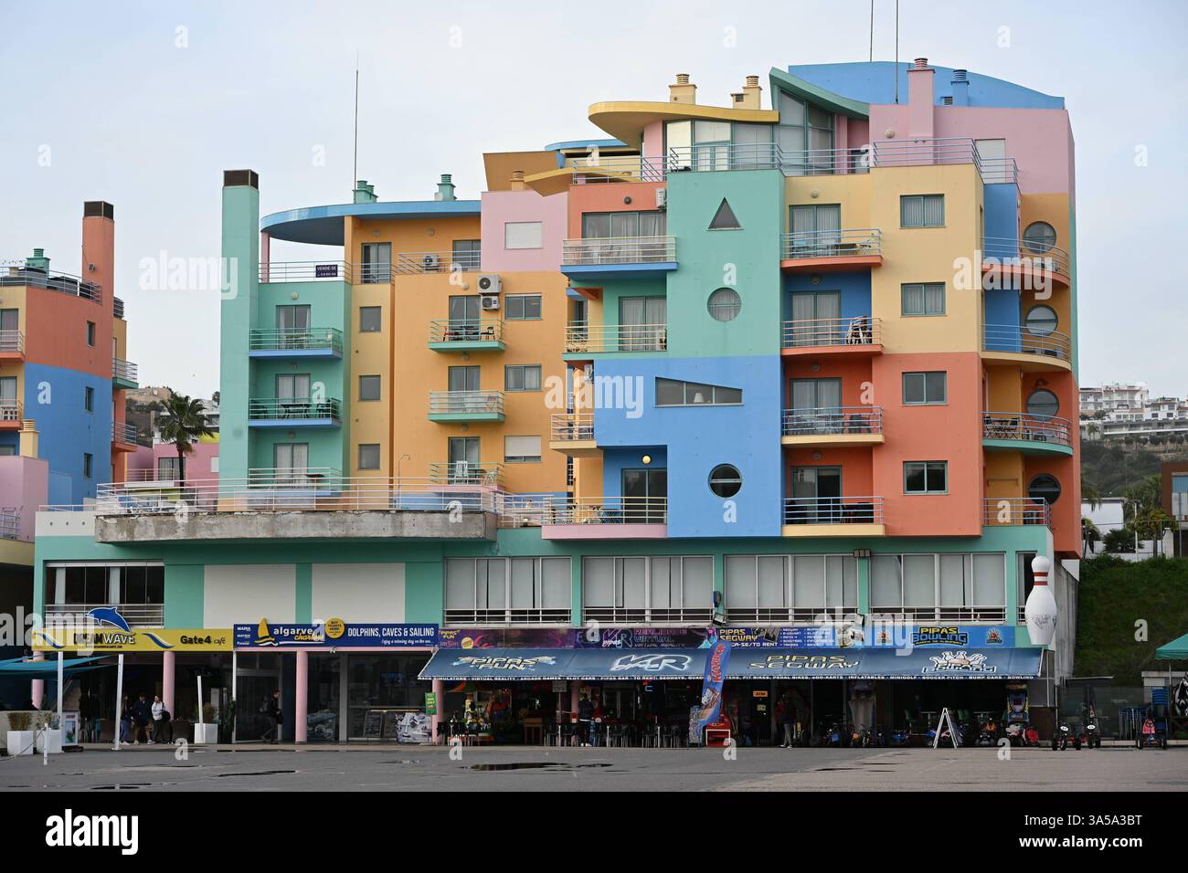 Bild zeigt: Der Hafen von Albufeira, Promenade, bunte Häuser, 07.03. ...