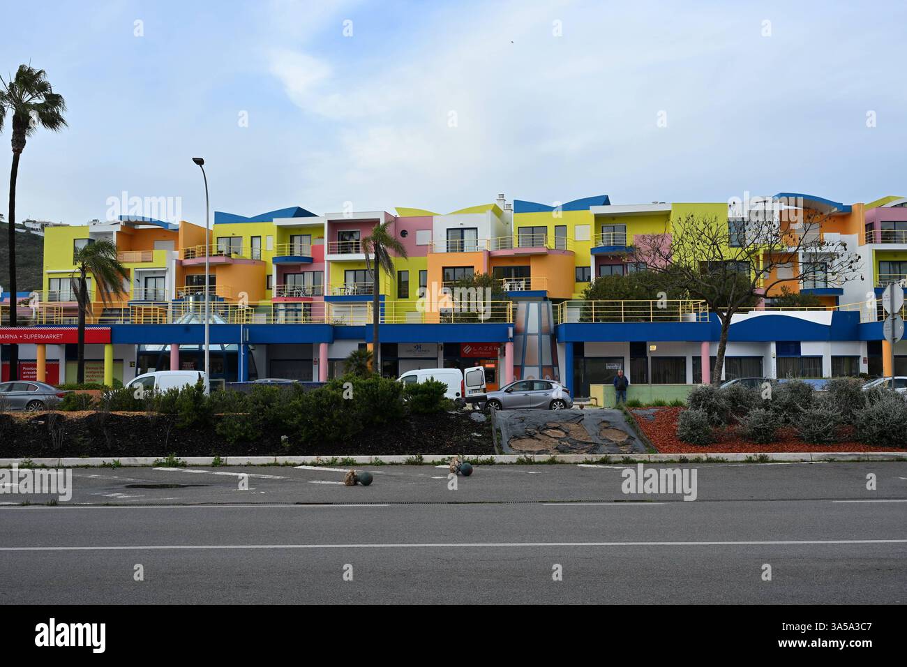 Bild zeigt: Siedlung mit bunten Häusern am Hafen von Albufeira, 07.03. ...