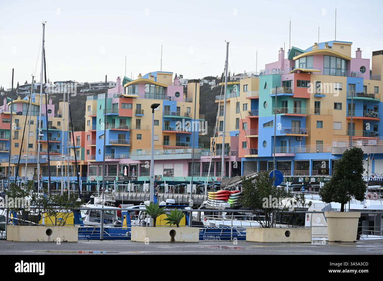 Bild zeigt: Der Hafen von Albufeira, Promenade, bunte Häuser, Boote, 07 ...