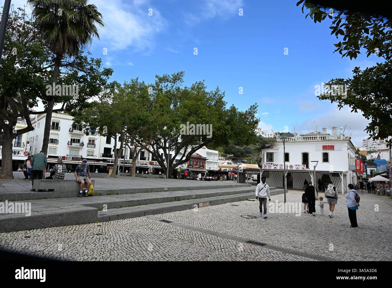 Bild zeigt: Altstadt von Albufeira, Old Town Square, Baum, 07.03.2025 ...