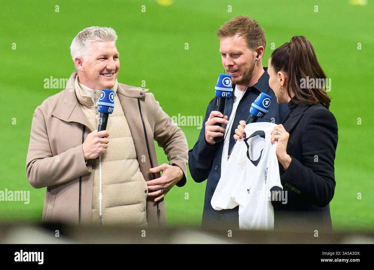 Esther Sedlaczek, presenter ARD Sport Moderatorin shows the jersey ...