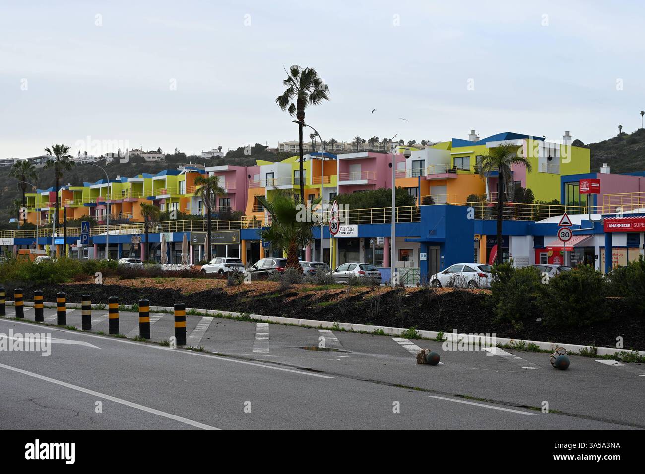 Bild zeigt: Siedlung mit bunten Häusern am Hafen von Albufeira, 07.03. ...