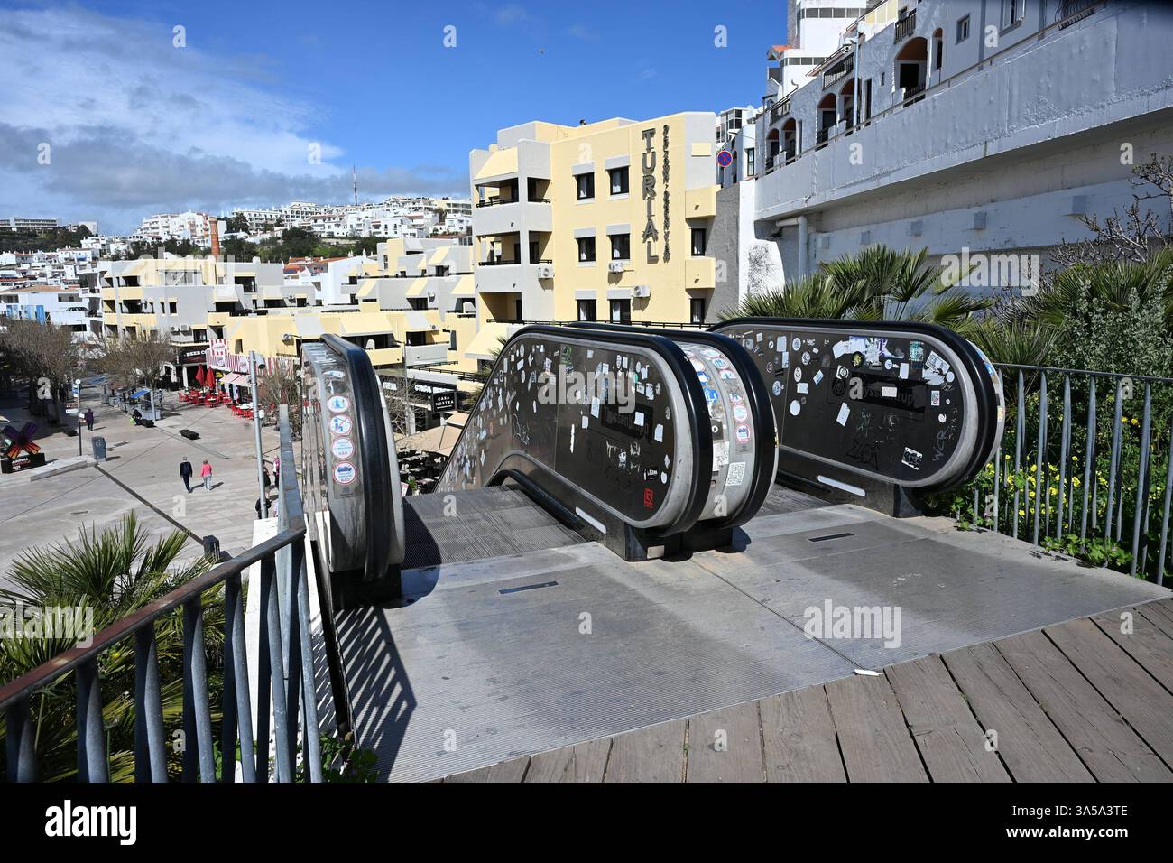 Bild zeigt: Rolltreppe in die Altstadt von Albufeira, 07.03.2025 ...