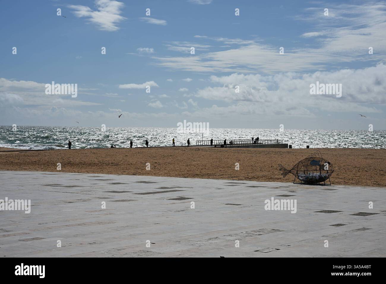 Bild zeigt: Placa in der Altstadt von Albufeira mit Blick auf das Meer ...