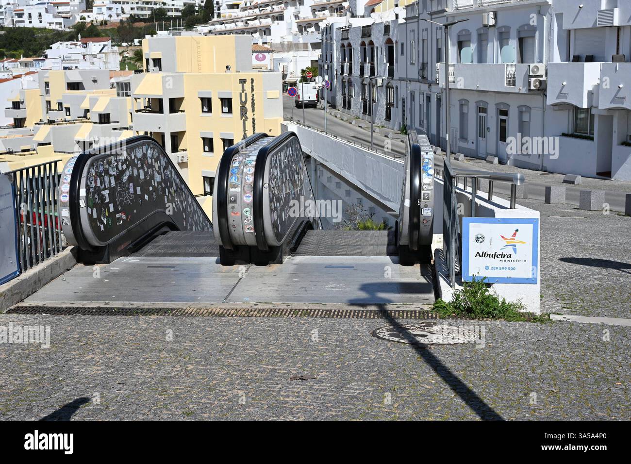 Bild zeigt: Rolltreppe in die Altstadt von Albufeira, 07.03.2025 ...