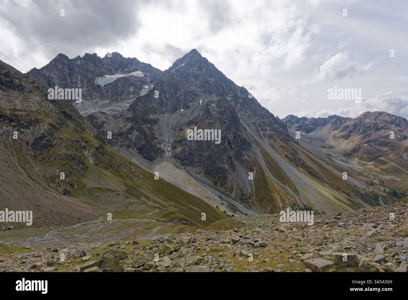 Majestic landscape with the mountains around the Verpeilspitze ...