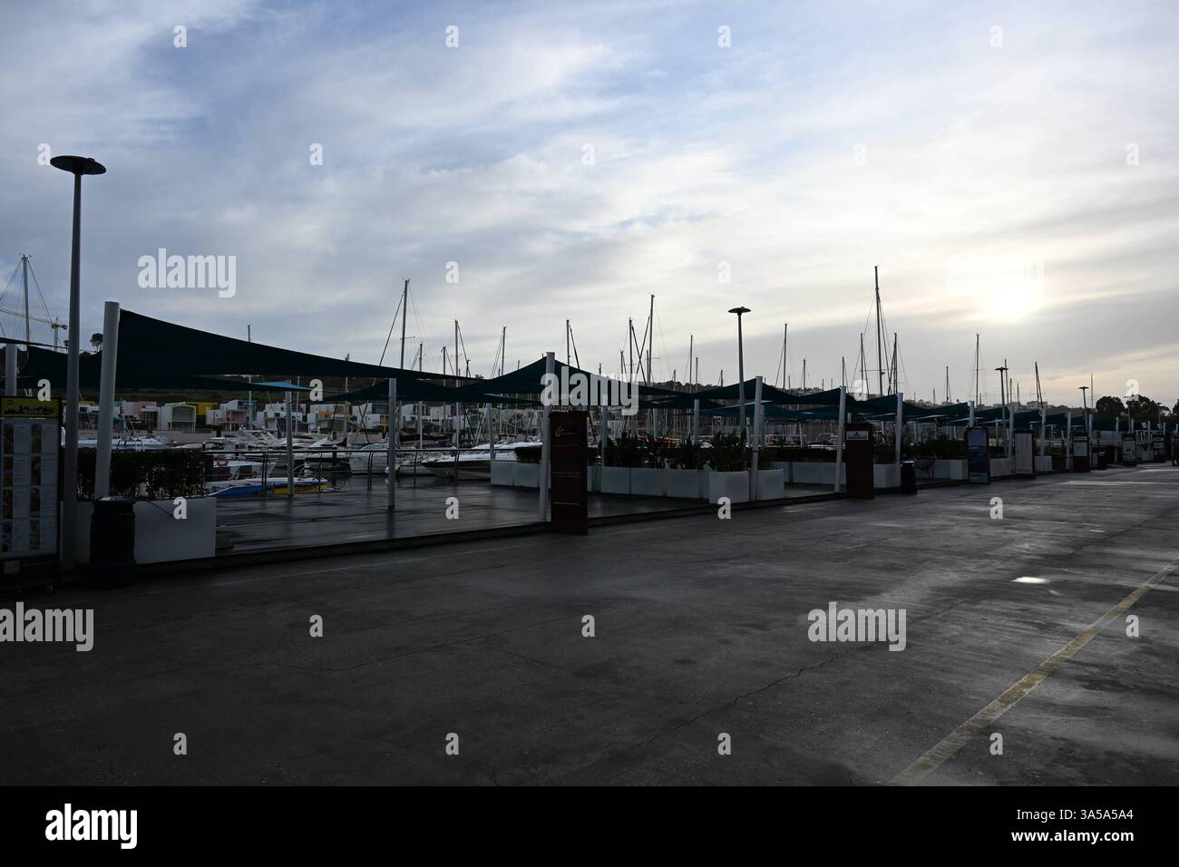 Bild zeigt: Der Hafen von Albufeira, Promenade, 07.03.2025, Albufeira ...