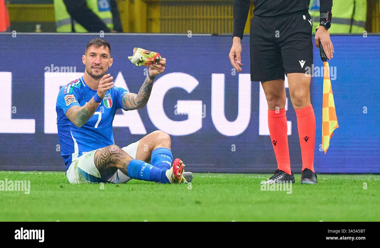 Matteo Politano, ITA 7 lost his shoe in the UEFA Nations League 2025 ...