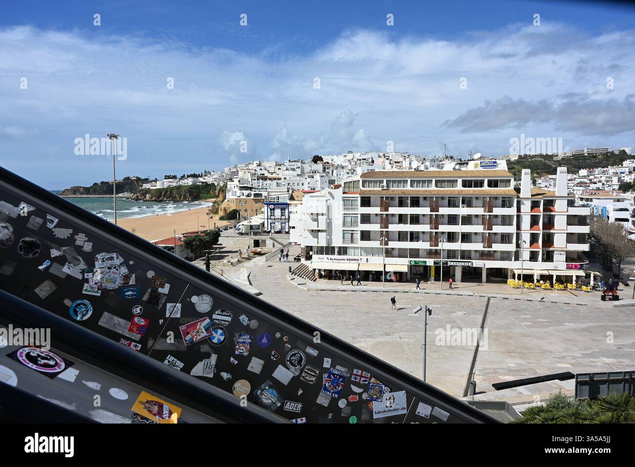 Bild zeigt: Rolltreppe in die Altstadt von Albufeira, 07.03.2025 ...