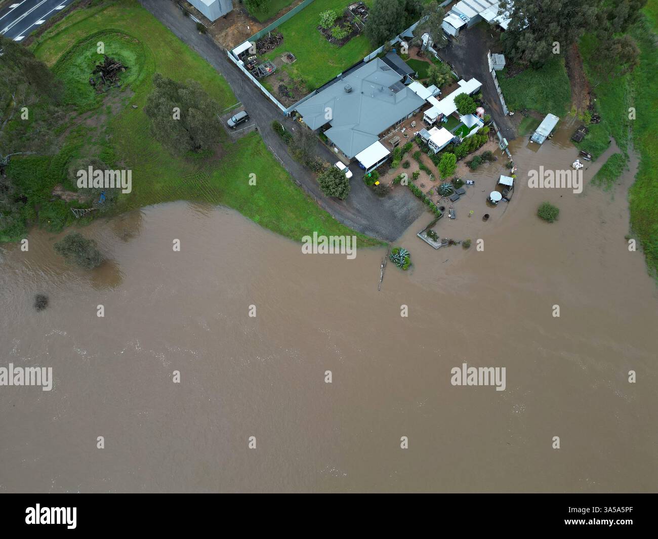 Flooding Axedale village, Campaspe River burst its banks near Bendigo ...