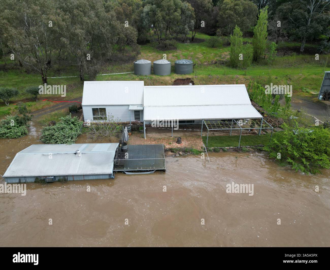 Flooding Axedale village, Campaspe River burst its banks near Bendigo ...