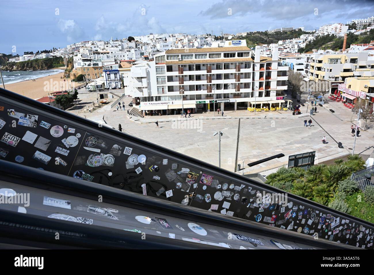 Bild zeigt: Rolltreppe in die Altstadt von Albufeira, 07.03.2025 ...