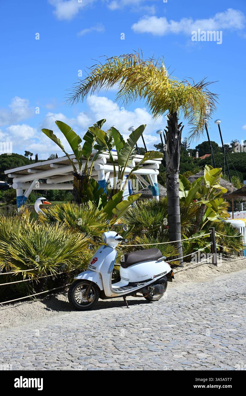 Bild zeigt: Naturpark Ria Formosa zwischen Faro und Almancil, Beach Bar ...