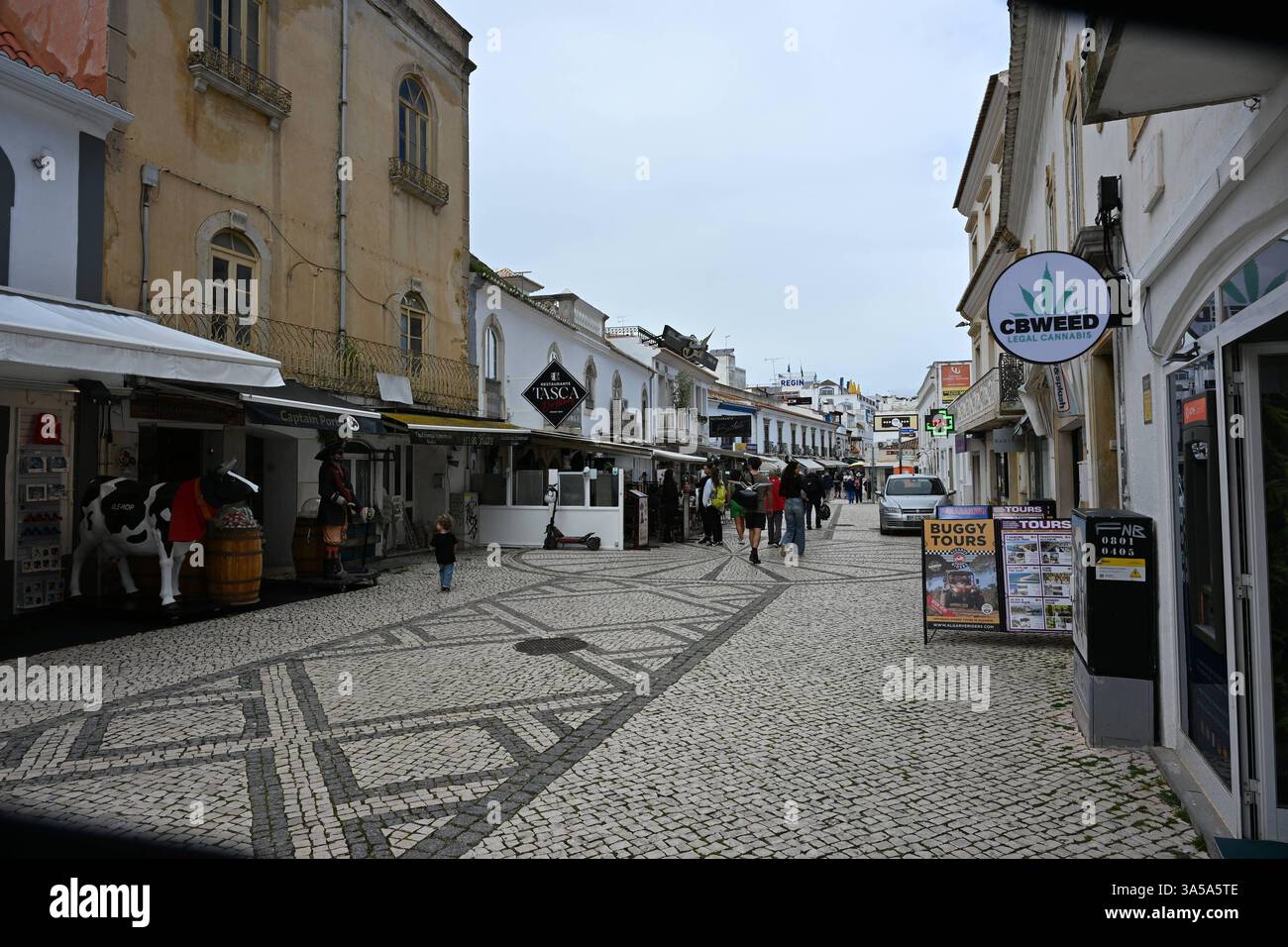 Bild zeigt: Altstadt von Albufeira mit Läden und Geschäften, 07.03.2025, Albufeira, Reise ...