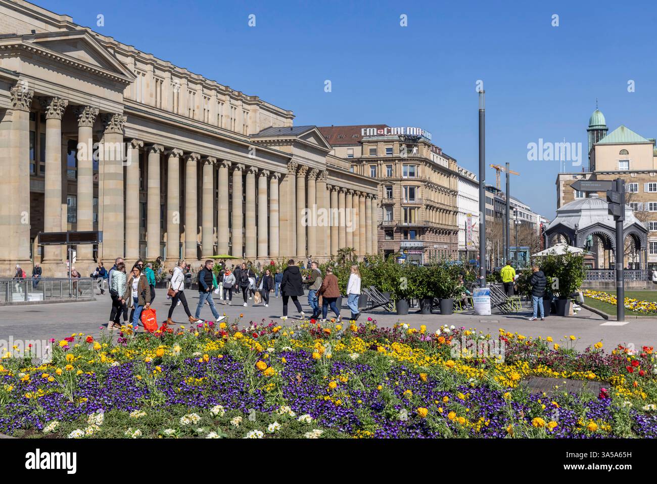 Frühling in Stuttgart. Am Schlossplatz vor dem Königsbau flanieren ...