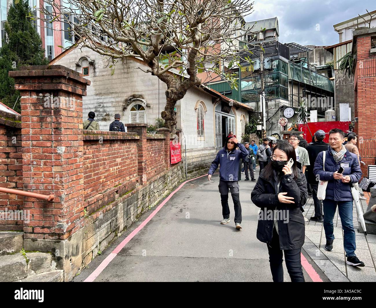 Chinese tourists in tour smartphone stock photos and images - Alamy