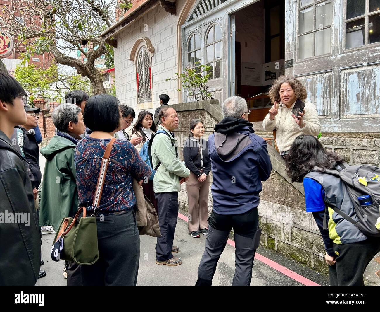 Christians church smartphone stock photos and images - Alamy