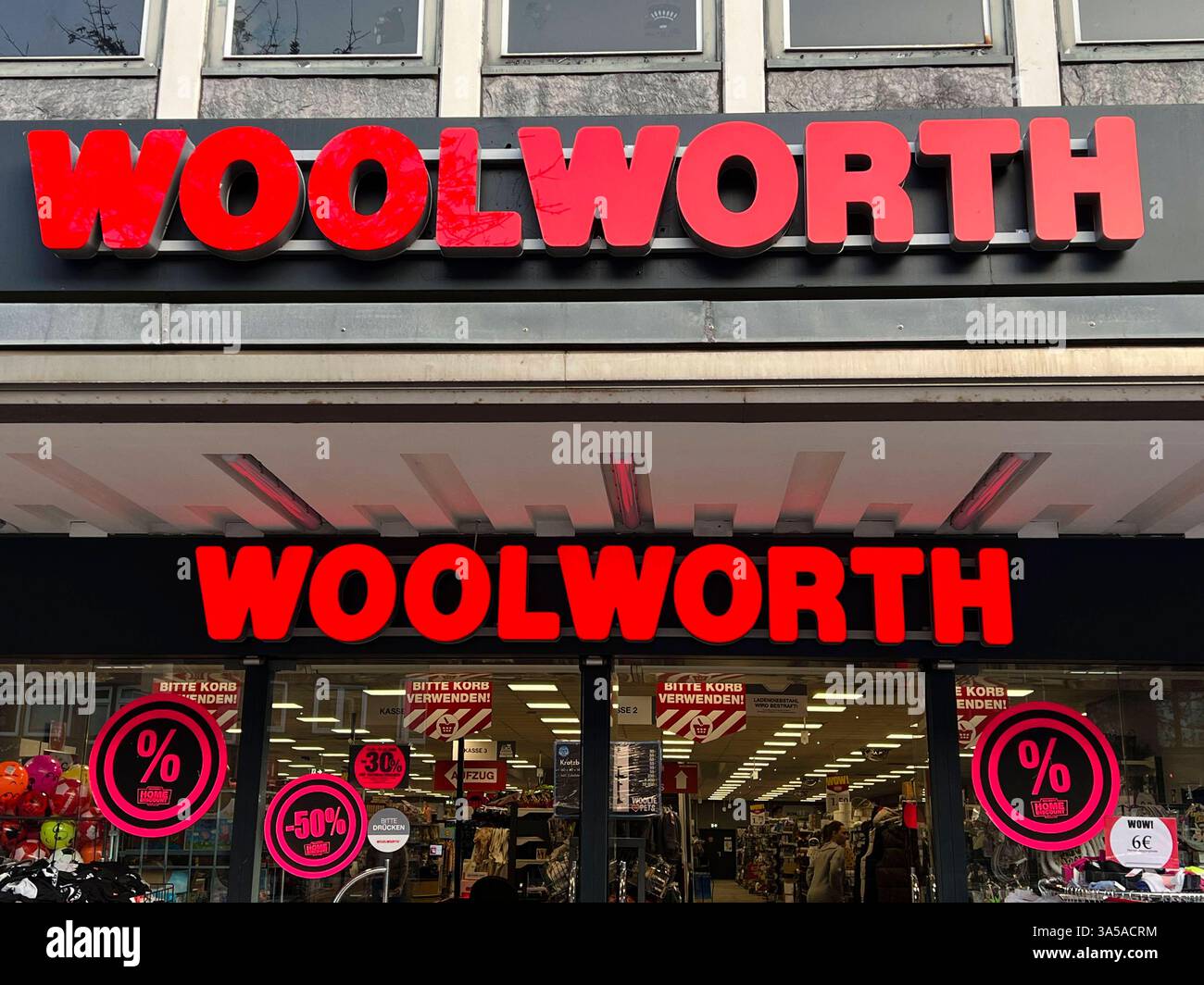 Eingangsbereich mit dem doppelten Woolwort Schriftzug Logo Rote ...
