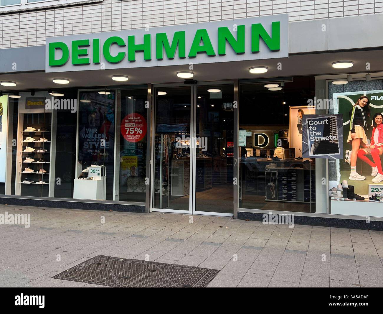 Aussenansicht Tag einer Filiale des Schuh Haedlers Deichmann Eingang ...