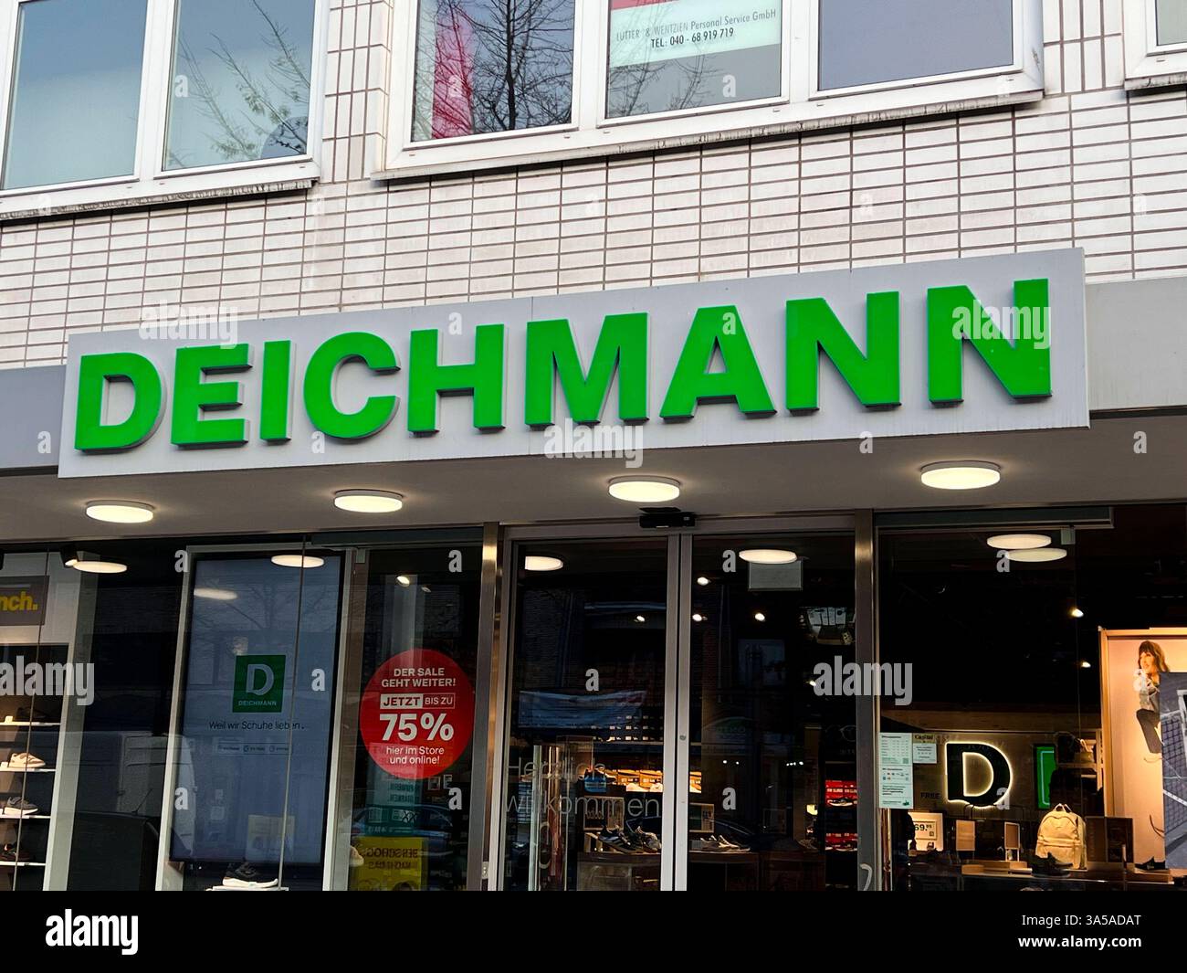Aussenansicht Tag einer Filiale des Schuh Haedlers Deichmann Eingang ...