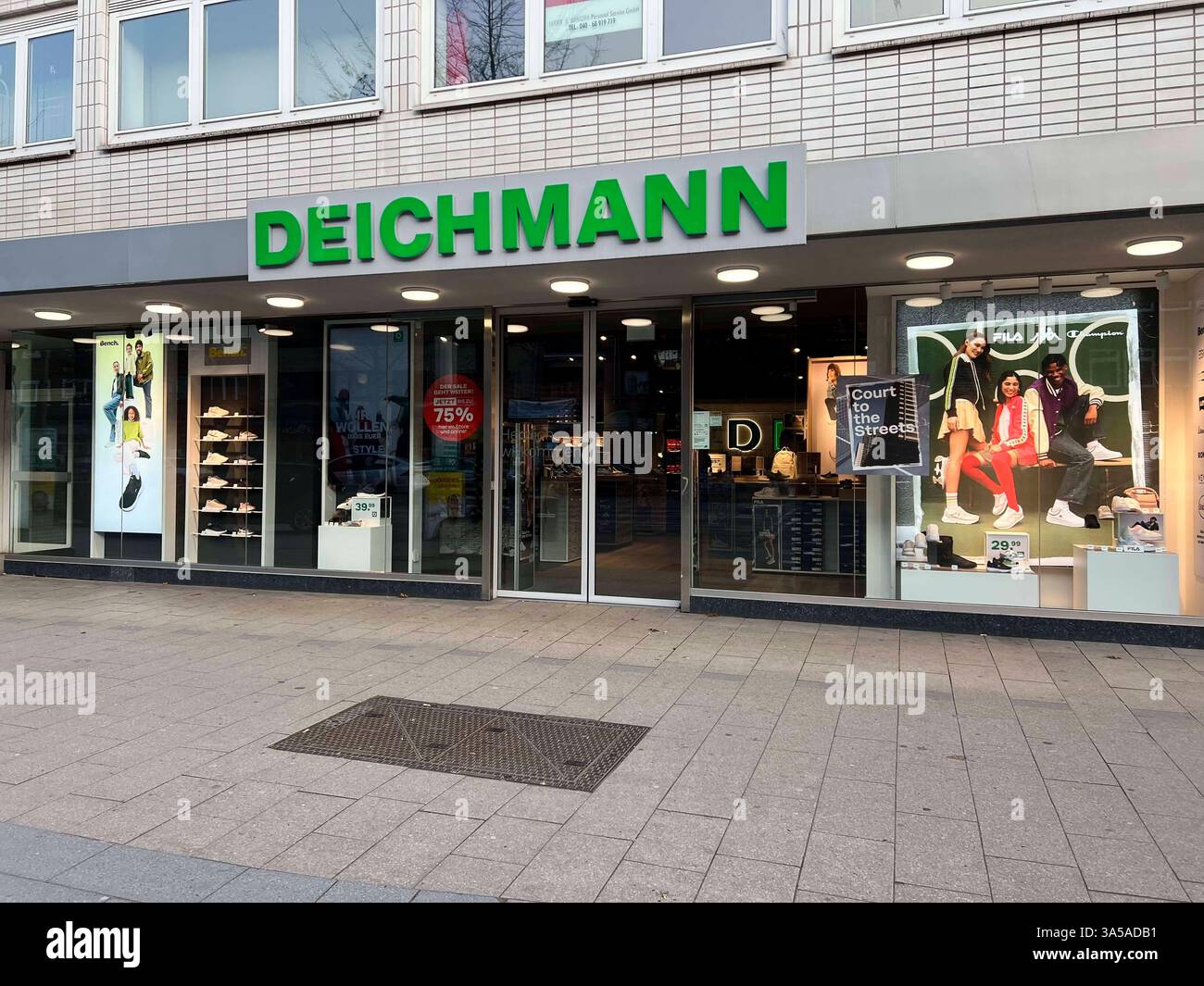 Aussenansicht Tag einer Filiale des Schuh Haedlers Deichmann Eingang ...