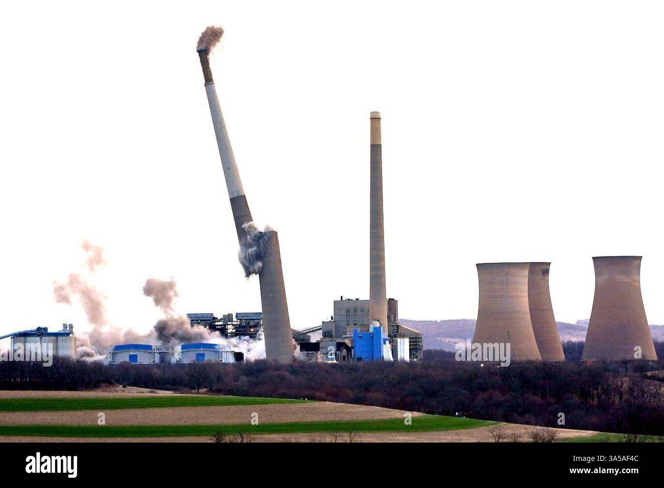 The smokestacks and cooling towers of the former coal-fired Homer City ...