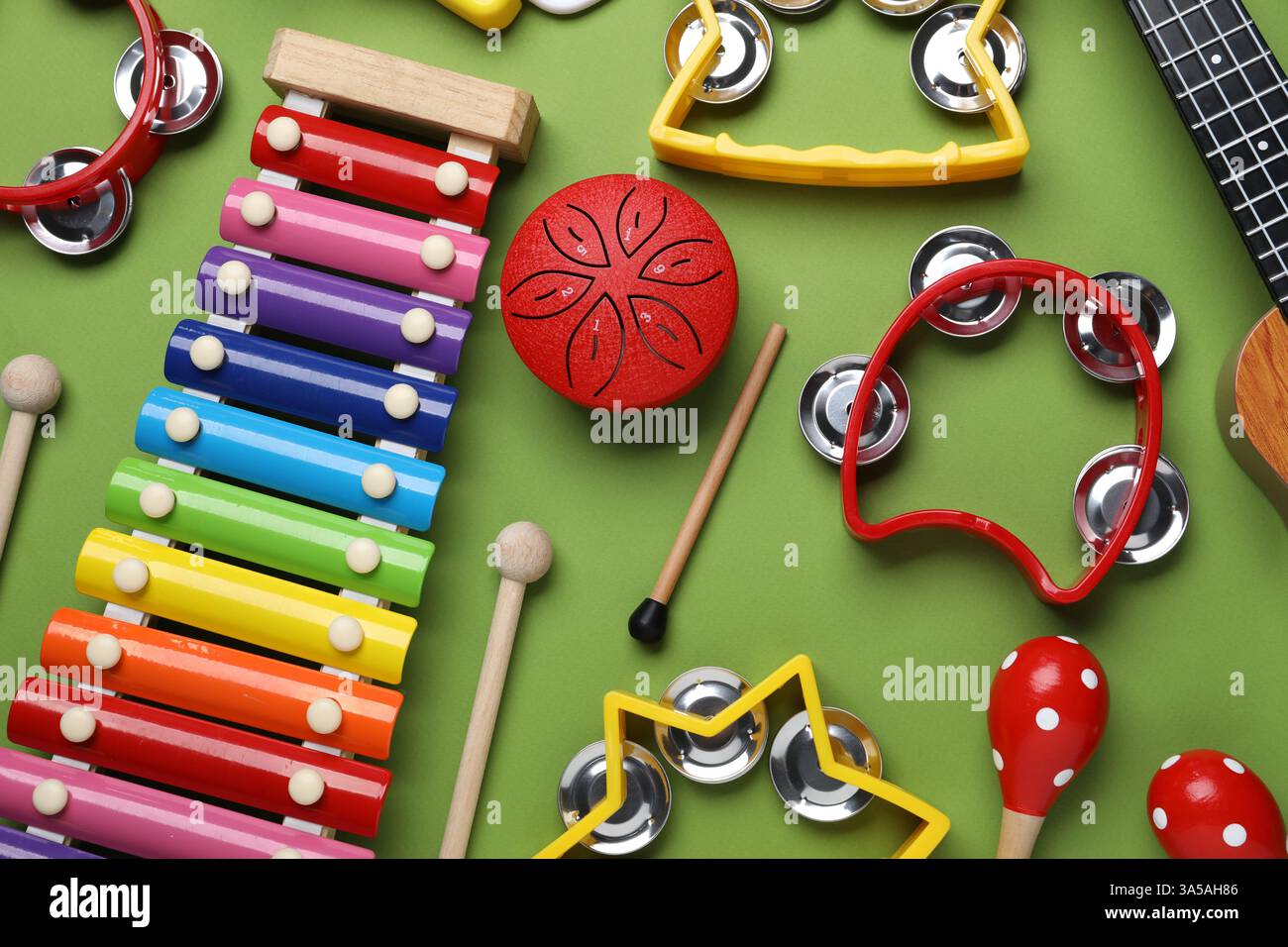 Different toy musical instruments on green background, flat lay Stock ...