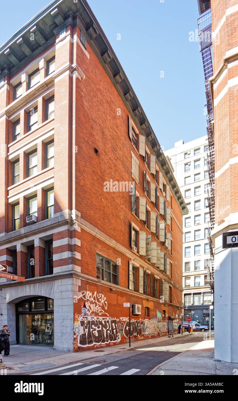 Soho cast iron historic district extension hi-res stock photography and ...