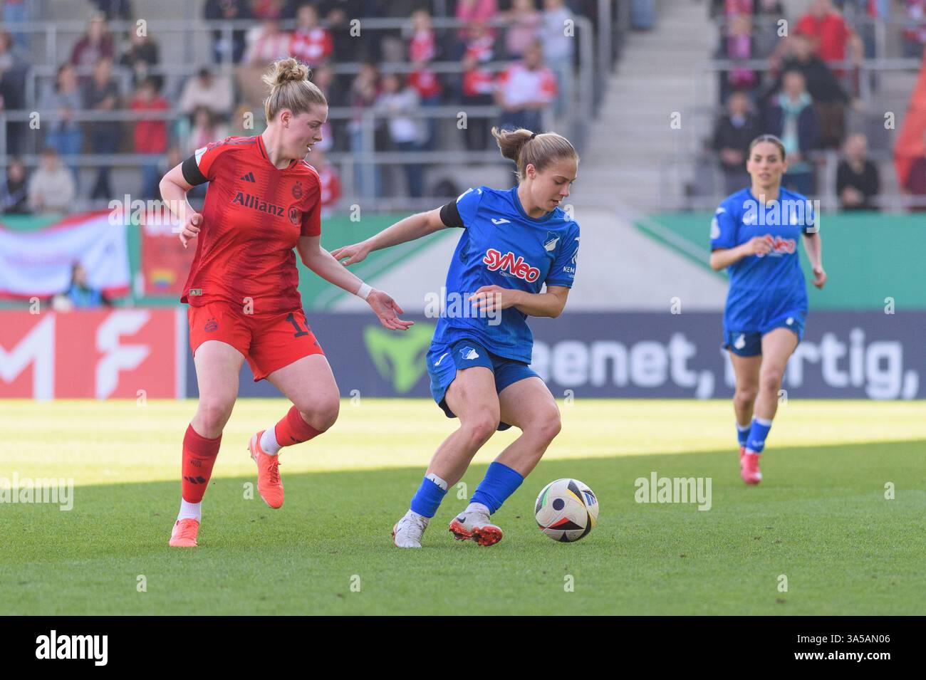 Alara Sehitler (14 FC Bayern Munich) and Jamilla Rankin (5 TSG ...