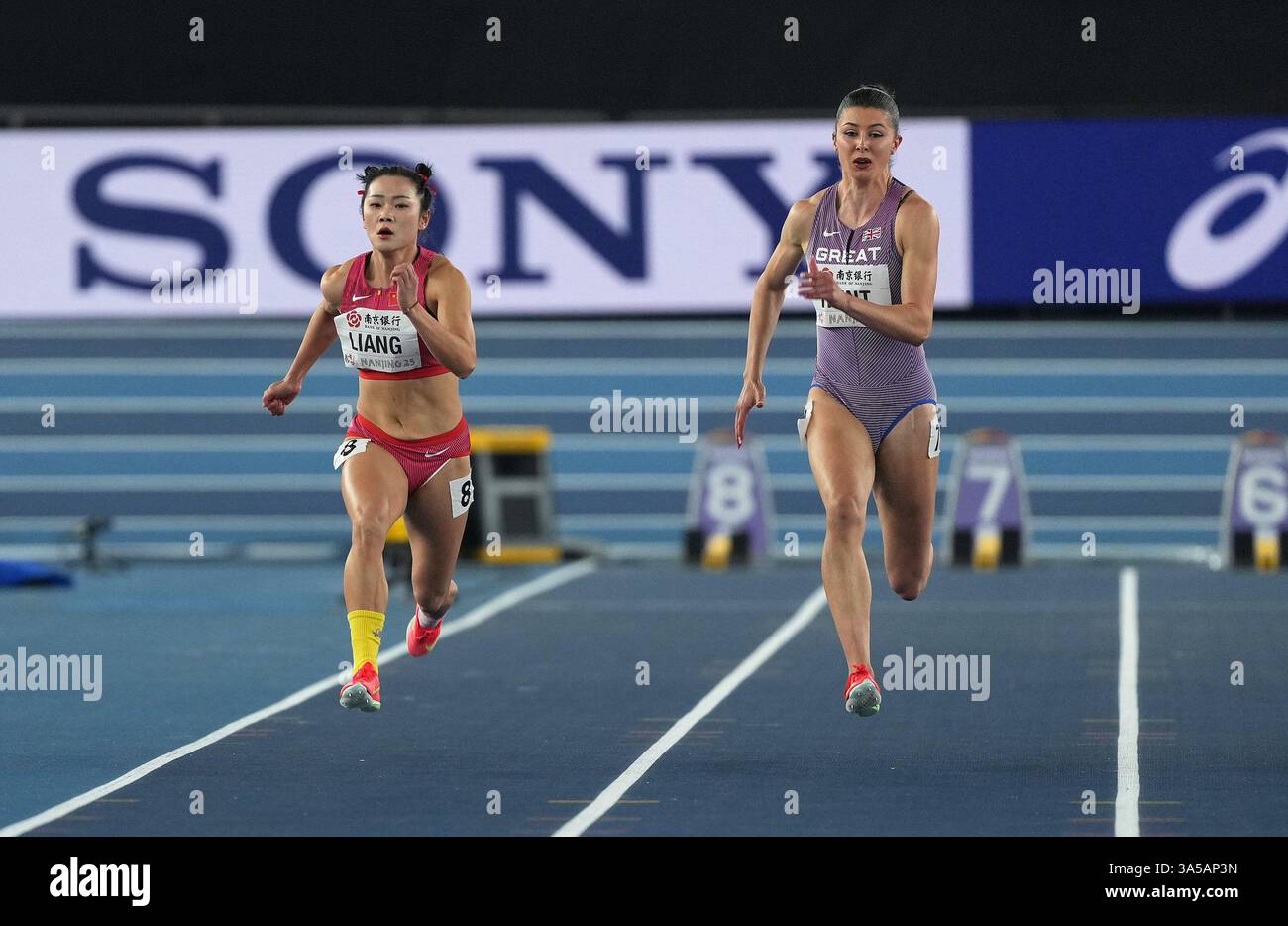 (250322) -- NANJING, March 22, 2025 (Xinhua) -- Liang Xiaojing (L) of China and Amy Hunt of ...