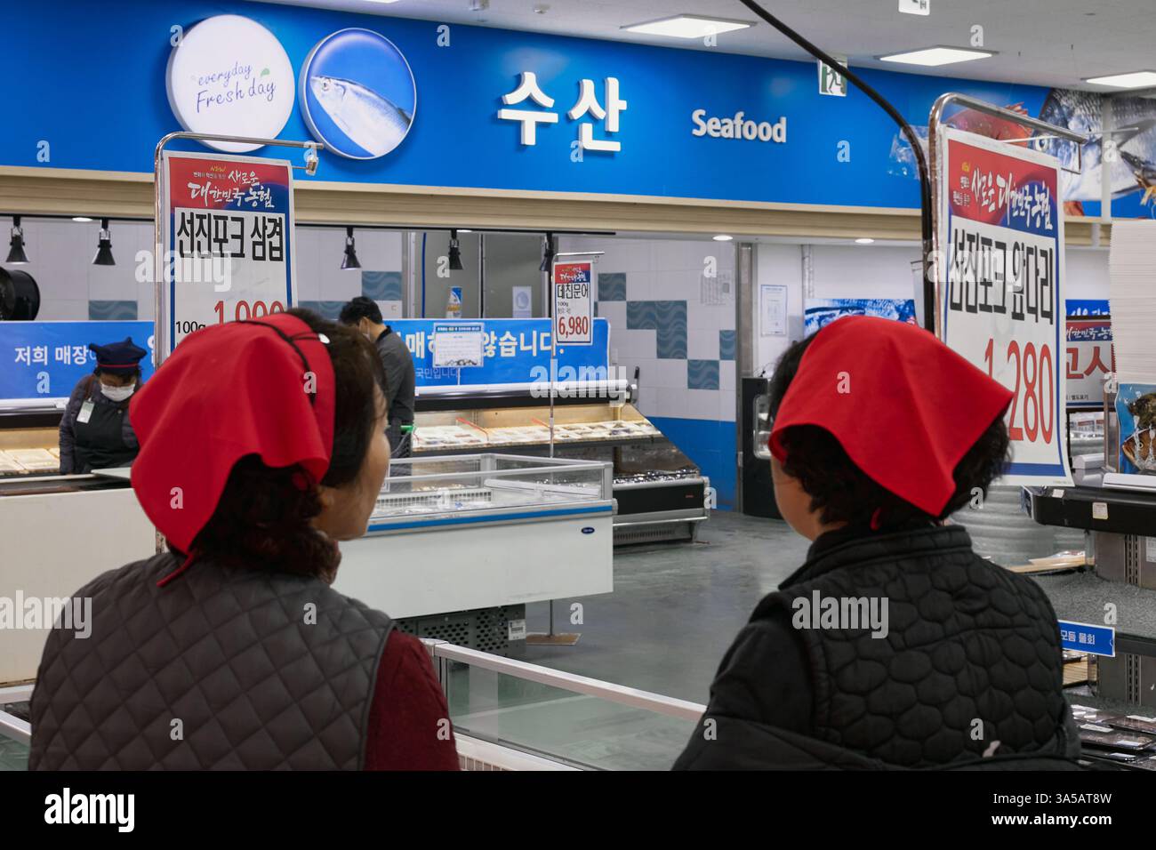Korean grocery store layout hi-res stock photography and images - Alamy