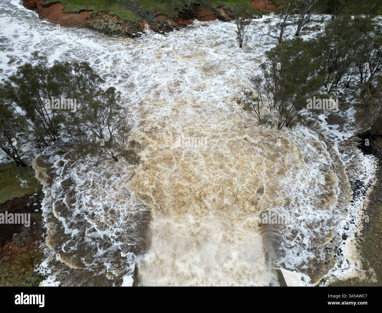 Lake Eppalock dam spillway overflowing into the Campaspe River after ...