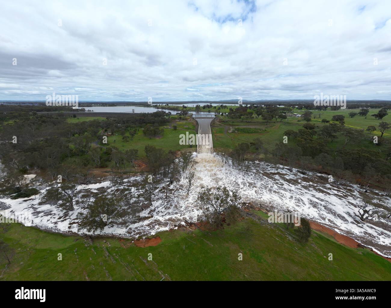 Lake Eppalock dam spillway overflowing into the Campaspe River after ...