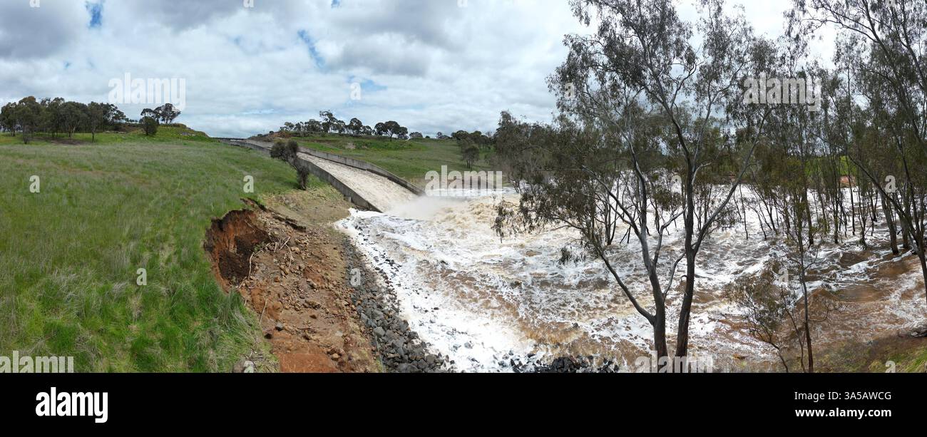 Lake Eppalock dam spillway overflowing into the Campaspe River after ...