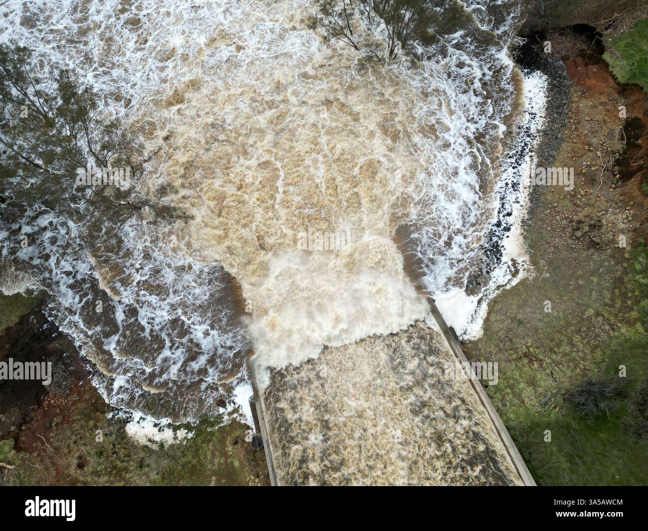 Lake Eppalock dam spillway overflowing into the Campaspe River after ...