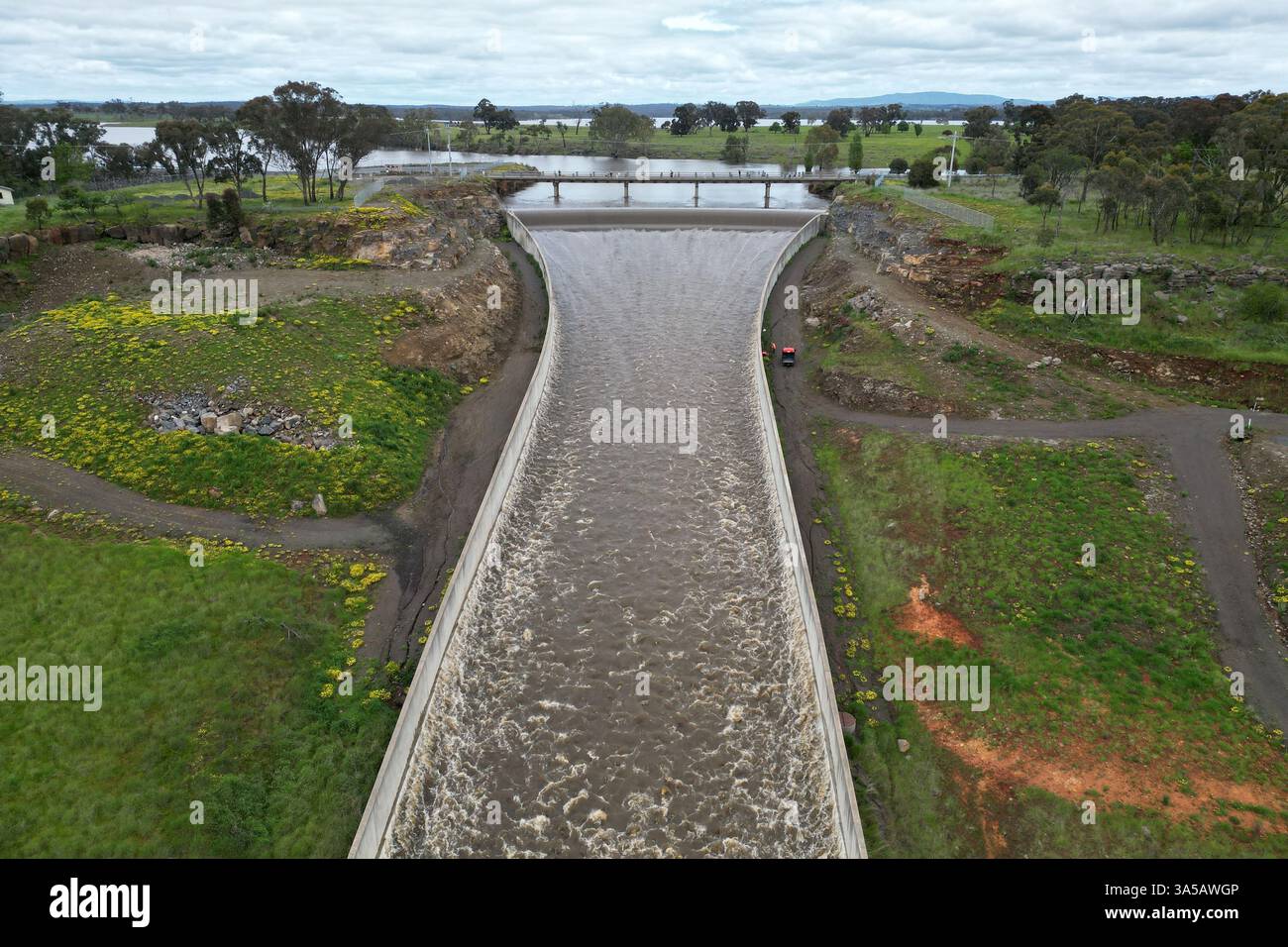Lake Eppalock dam spillway overflowing into the Campaspe River after ...
