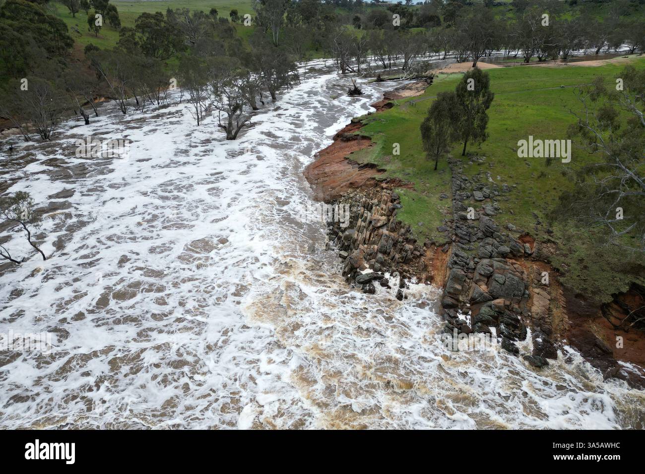 Lake Eppalock dam spillway overflowing into the Campaspe River after ...