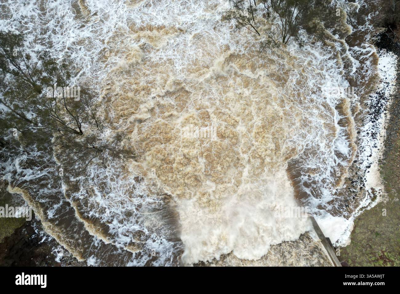 Lake Eppalock dam spillway overflowing into the Campaspe River after ...