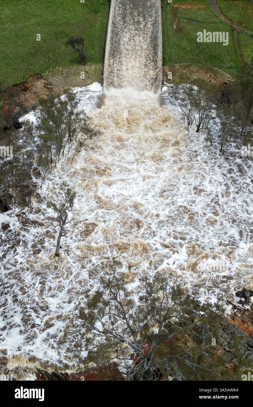 Lake Eppalock dam spillway overflowing into the Campaspe River after ...