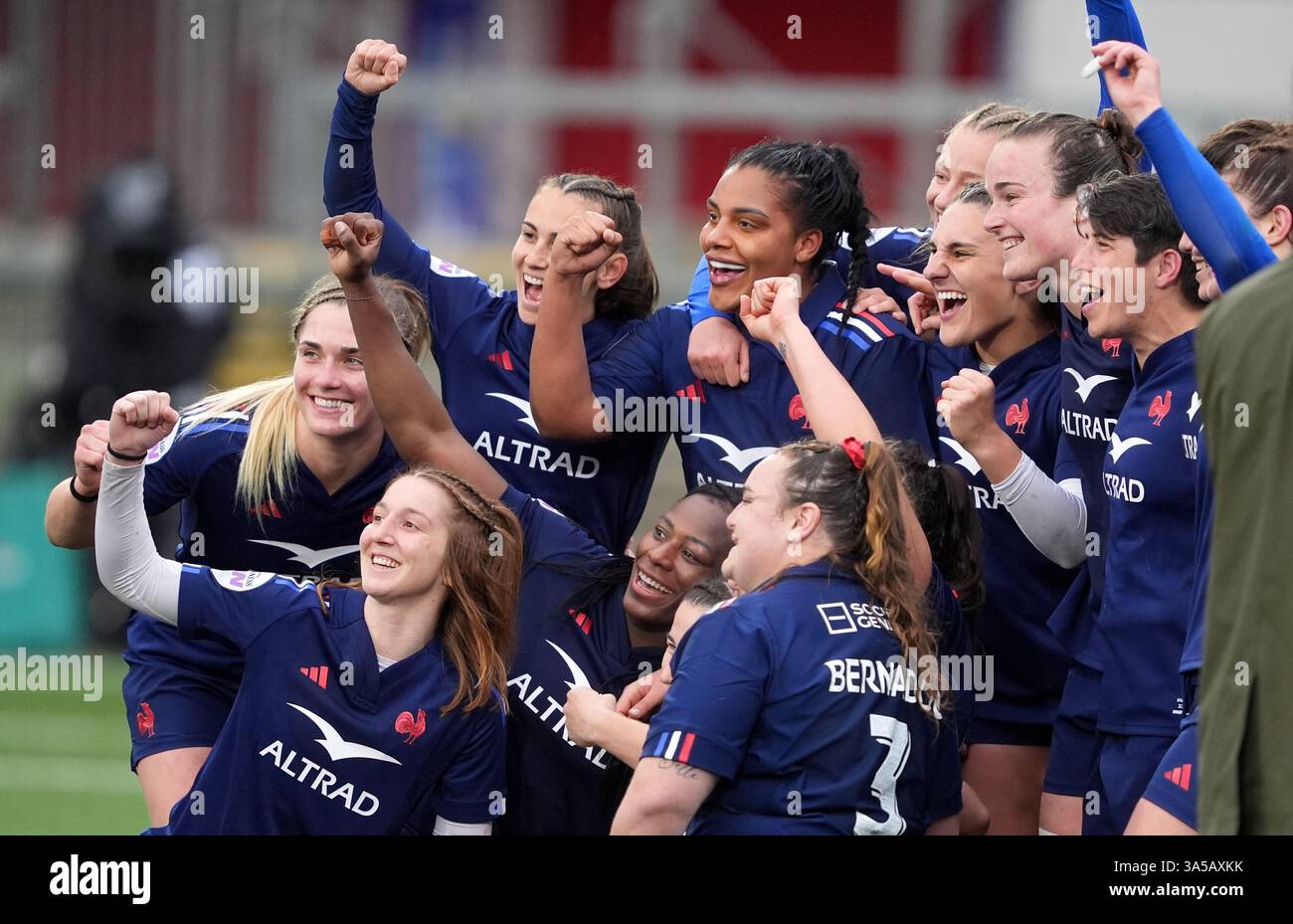 France players celebrate the win after the Guinness Women's Six Nations ...