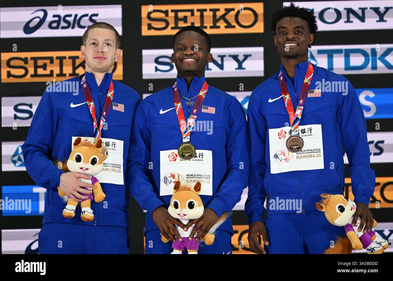 (250322) -- NANJING, March 22, 2025 (Xinhua) -- (L-R) Second placed ...