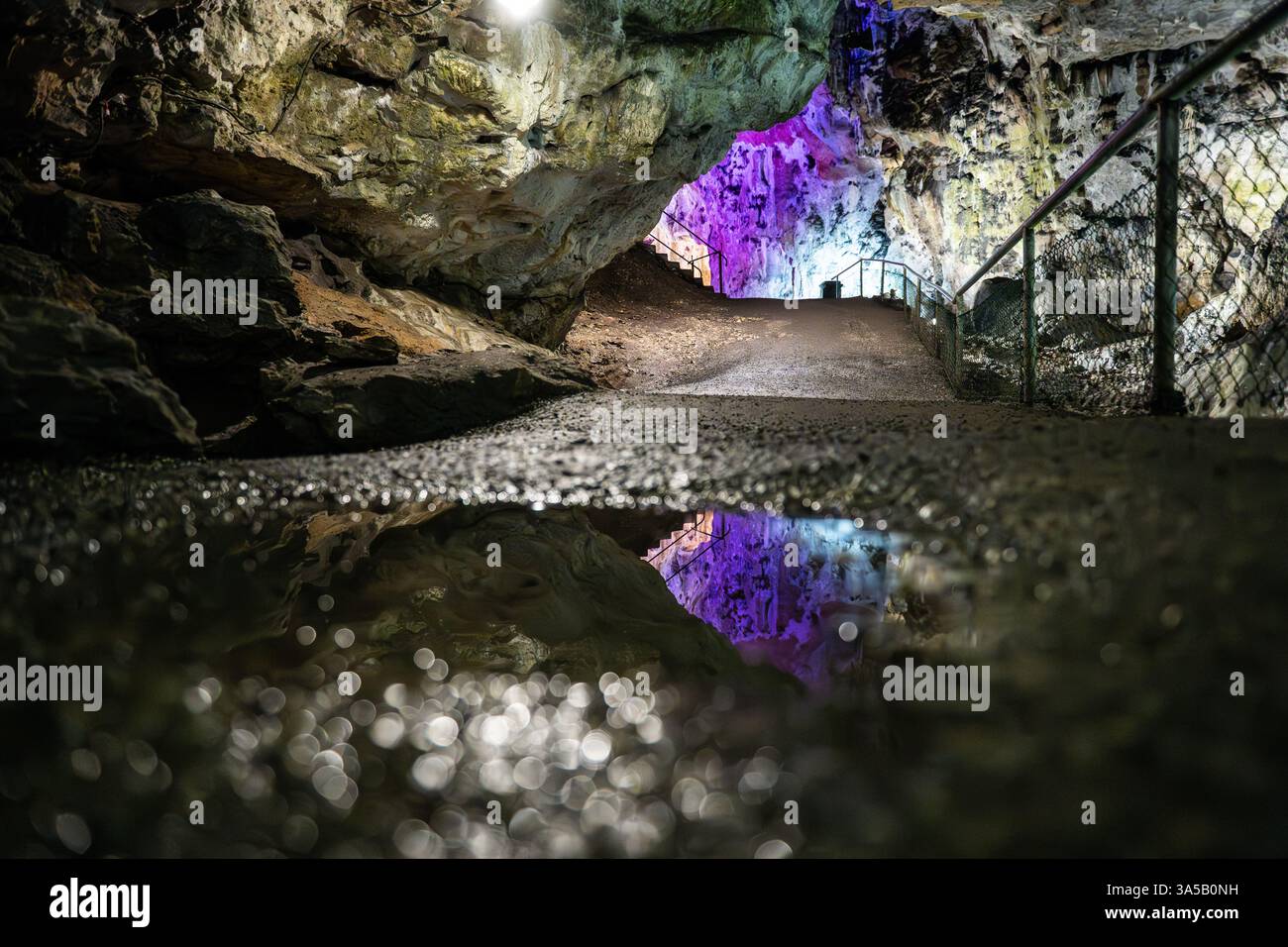 22 March 2025, Baden-Württemberg, Sonnenbühl: Stalactites can be seen ...