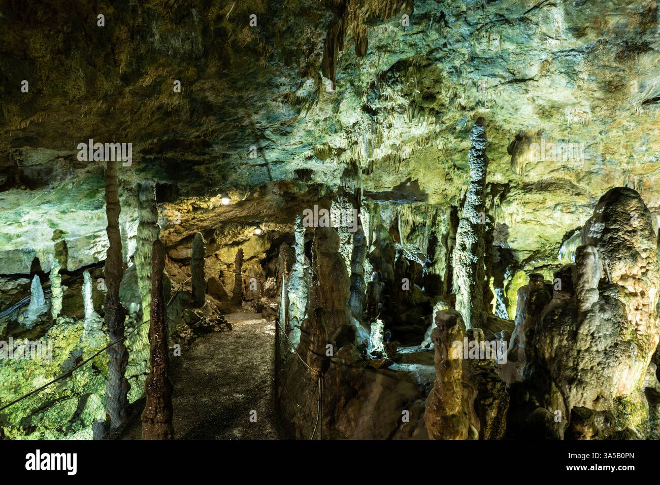 22 March 2025, Baden-Württemberg, Sonnenbühl: Stalactites can be seen ...