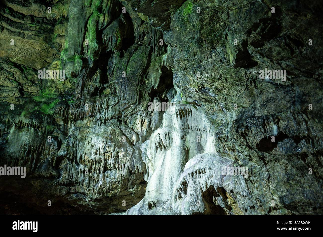 22 March 2025, Baden-Württemberg, Sonnenbühl: Stalactites can be seen ...