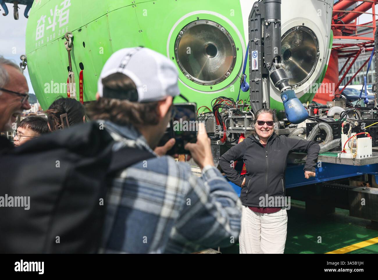 (250322) -- WELLINGTON, March 22, 2025 (Xinhua) -- A visitor poses for ...