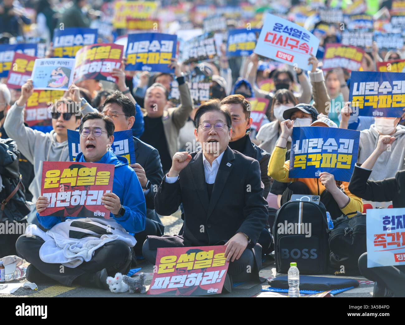 South Korea's main opposition Democratic Party leader Lee Jae-myung (C) attends a rally calling ...