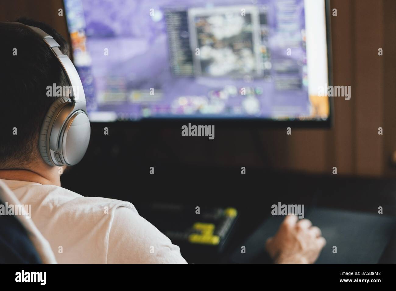 A gamer plays a computer game Stock Photo - Alamy