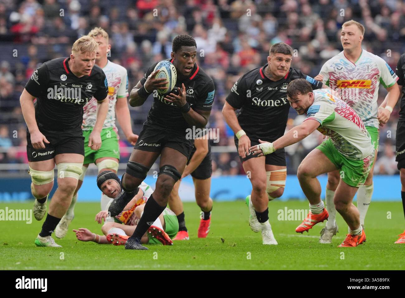 Saracens’ Maro Itoje (centre) in action with the ball during the ...