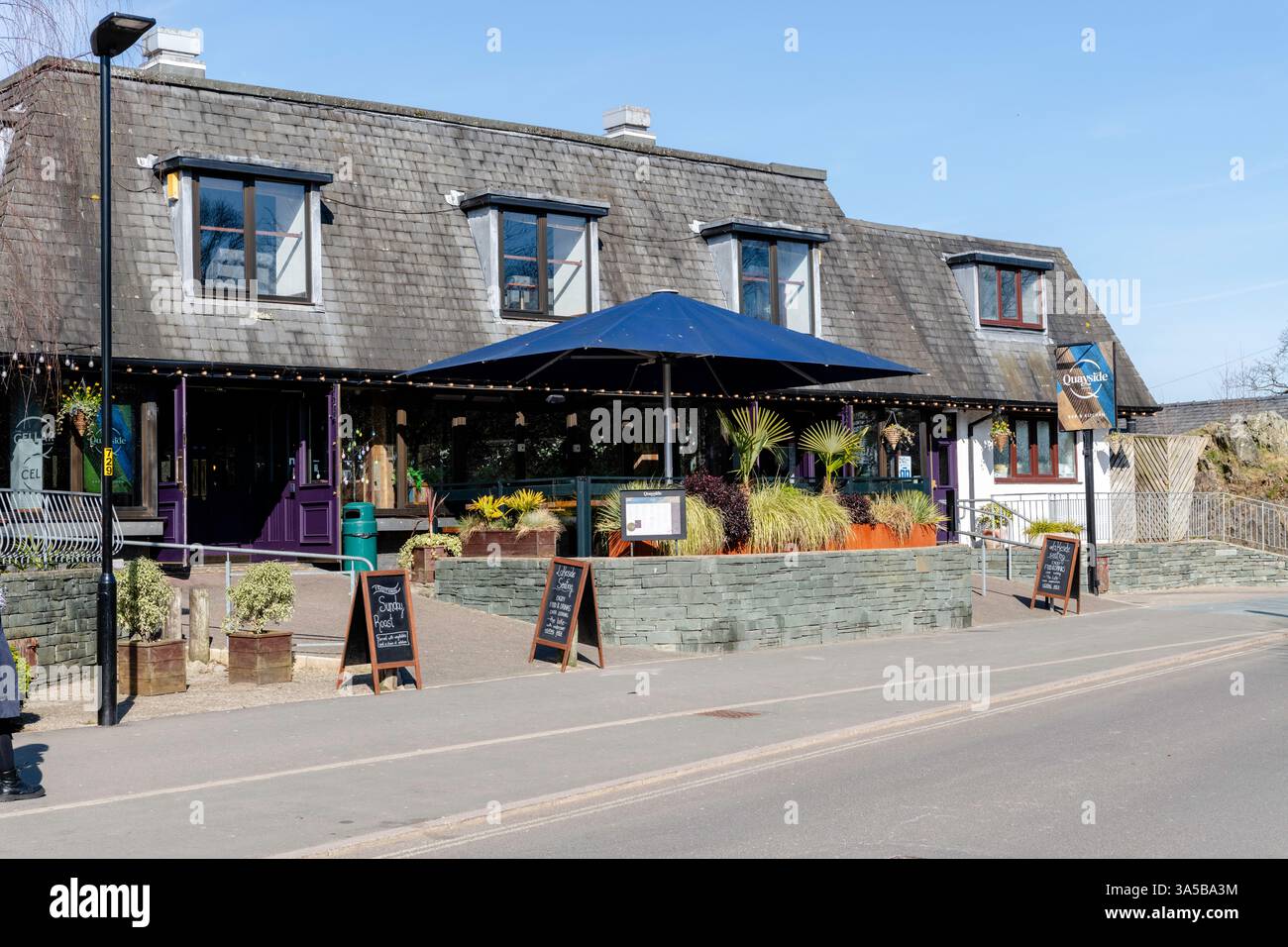 Inviting coffee shops hi-res stock photography and images - Alamy